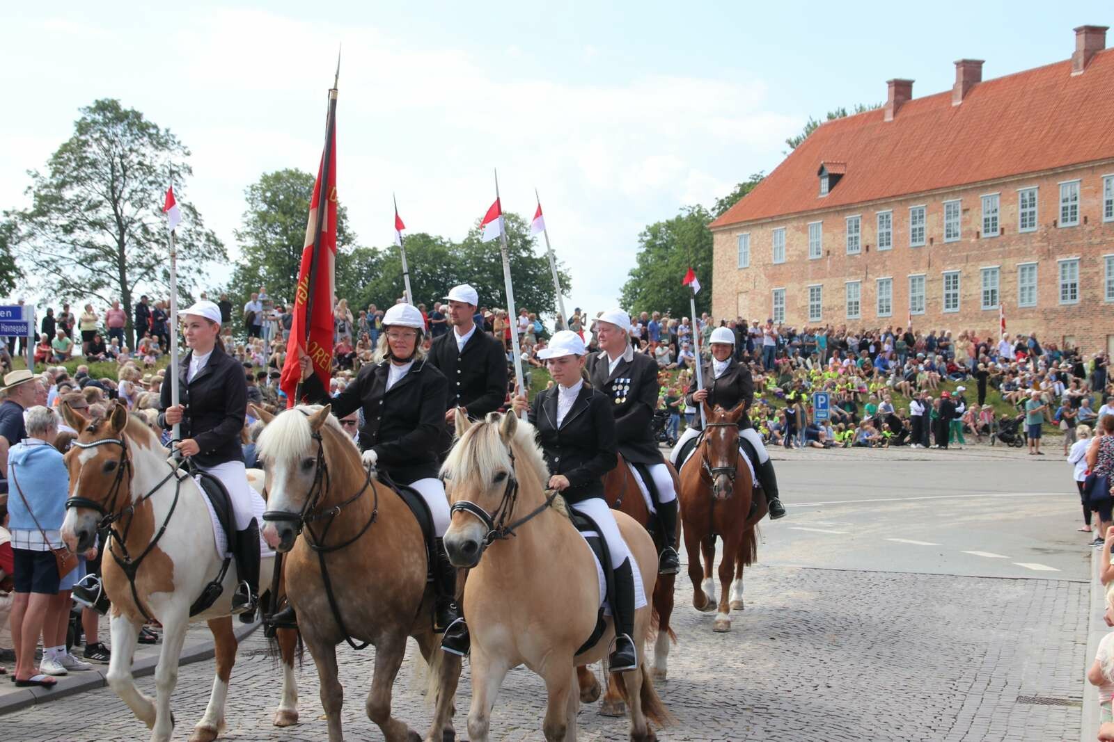 Se fotos: Ringrider-optog på Sønderborg Slot | ONP.dk