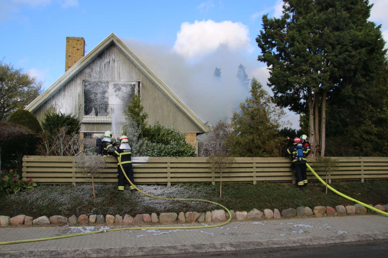 Voldsom brand i villa: Flammer vælter op fra taget | ONP.dk